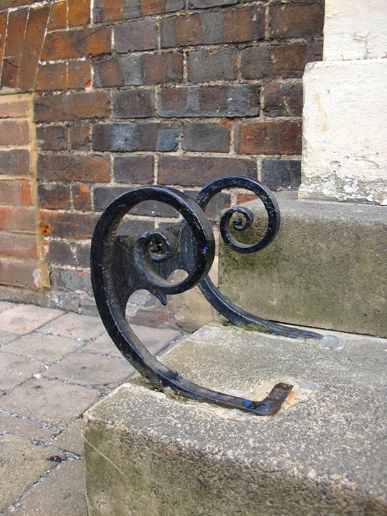 Что за странные приспособления можно найти на старинных улицах Европы