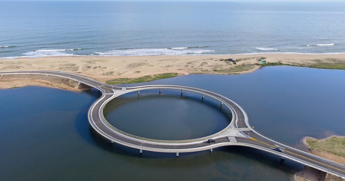 Зачем в Уругвае построили круглый, а не прямой мост через лагуну